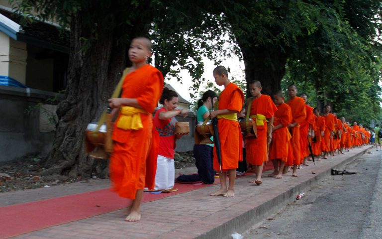 Alms – Giving Ceremony: all things to know